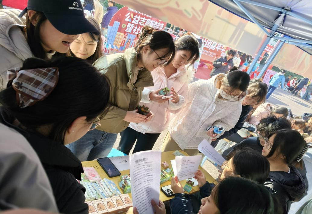 诗韵流转，对话古今——我校语言爱好者协会以诗词之趣点亮国际志愿者集市