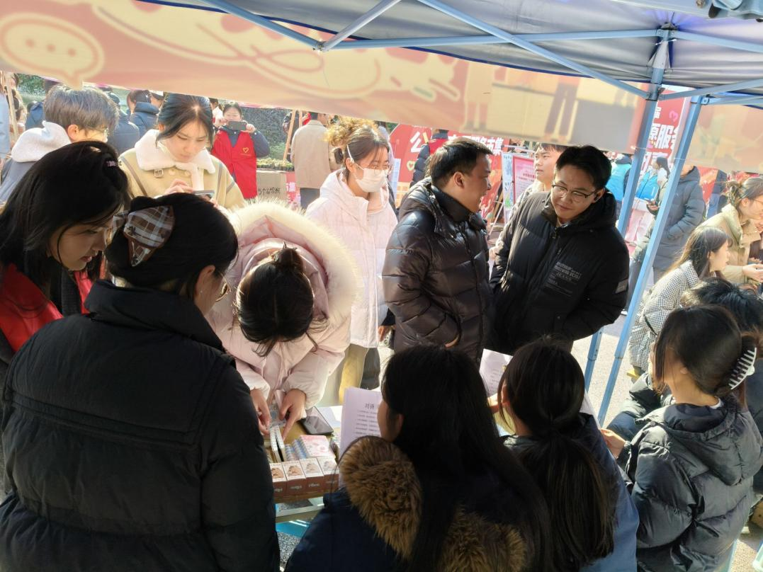 诗韵流转，对话古今——我校语言爱好者协会以诗词之趣点亮国际志愿者集市